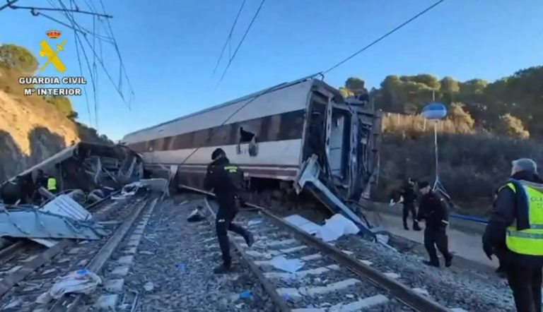Tragédia em Espanha. Dois comboios descarrilam: 39 mortos - Rádio Vale ...